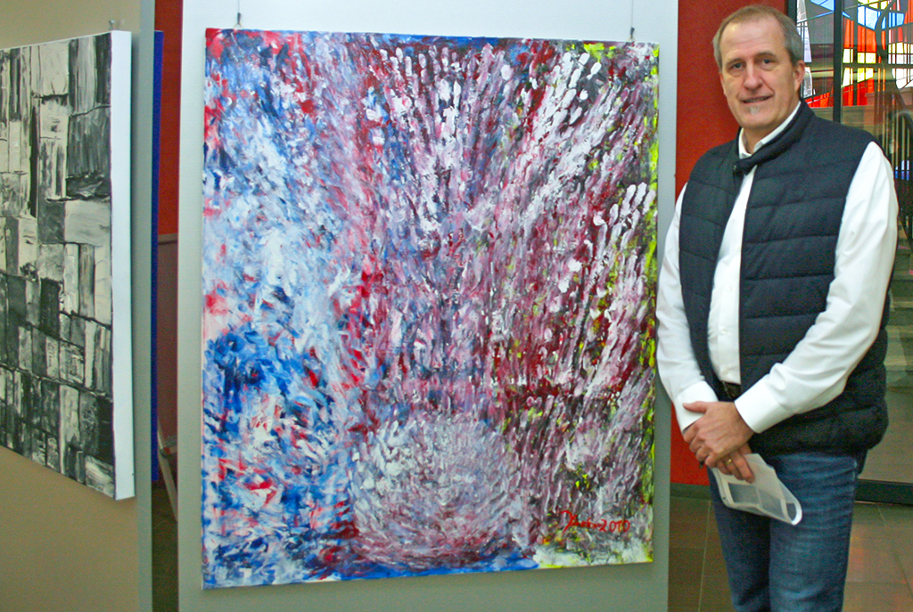 Thomas Kirschner zeigt Bilder im BeratungsCenter der Sparkasse in ...